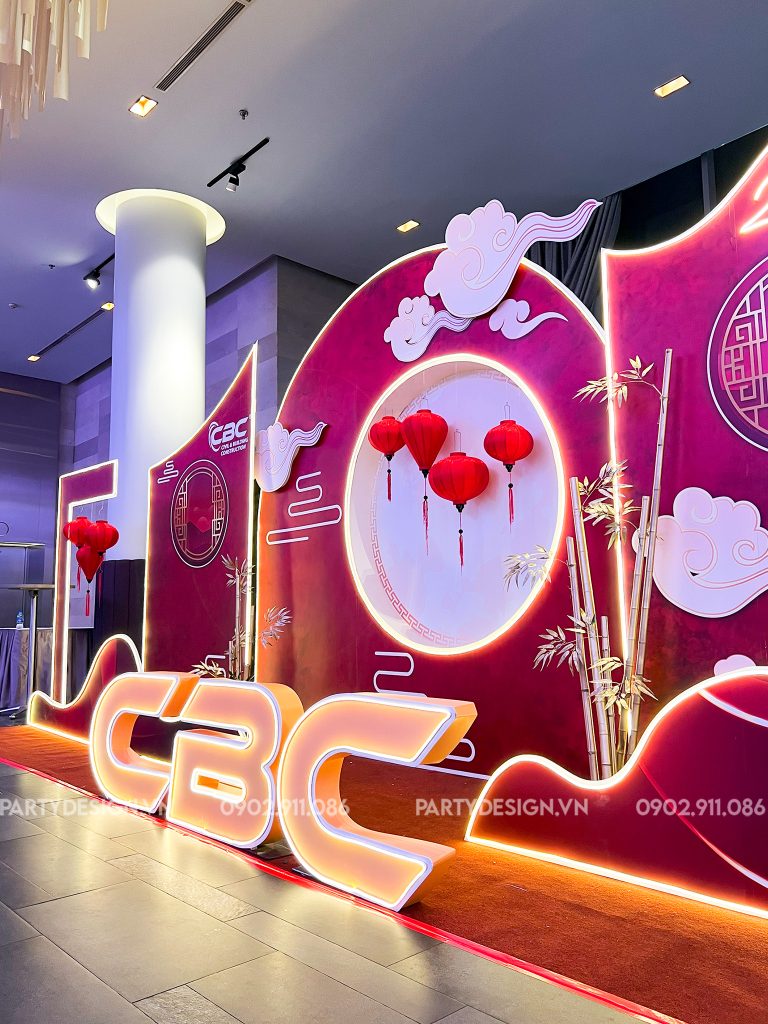 Backdrop trang trí tất niên, year end party tone màu đỏ, kết hợp lồng ...